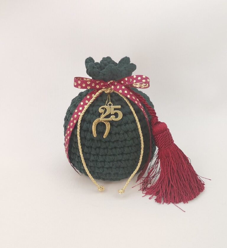 Xειροποίητα πλεκτά ρόδια γούρια με μπορντό φούντα
